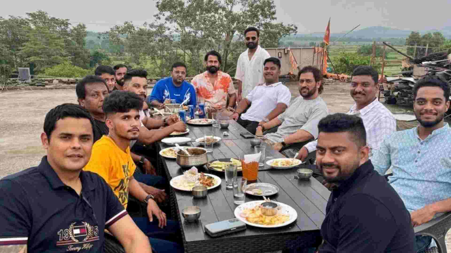 MS Dhoni’s ‘Close Friends’ Lunch At Dhaba Goes Viral - See Photo