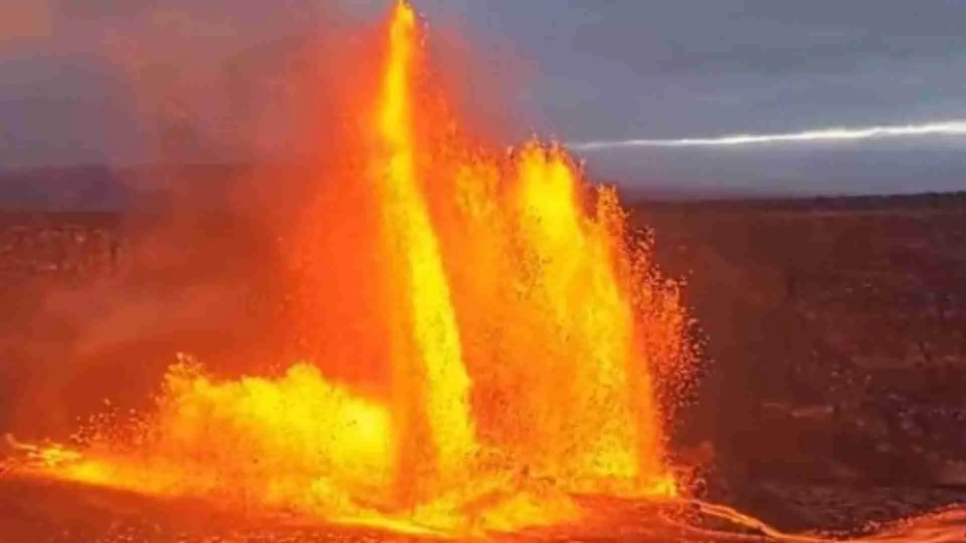 Hawaii's 1,000-Foot Lava Fountain Erupts: Triggers Toxic ‘Vog’ Alert ...